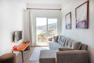 Suite Comfort, varanda, vista para o mar | Sala de estar | Televisor LCD de 32 polegadas com canais via satélite 
