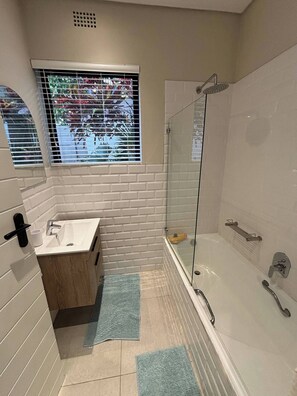 Casa, 5 quartos, pátio, vista para o jardim | Casa de banho