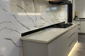 Apartamento, sacada, vista para o pátio | Cozinha privada