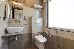 Quarto Duplo Deluxe | Casa de banho | Um polibã, chinelos, toalhas fornecidas, sabão 