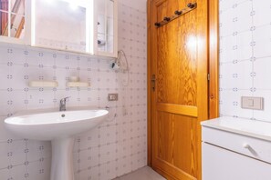 Apartamento, varanda | Banheiro