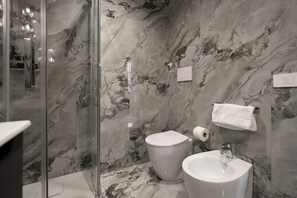 Quarto Duplo | Casa de banho | Um polibã, artigos de higiene pessoal grátis, um secador de cabelo 