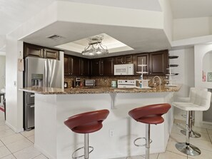 Casa, 4 quartos | Cozinha privada | Um frigorífico, um forno, uma cafeteira/bule 