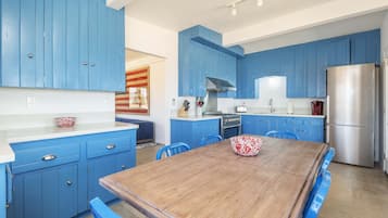 Casa, 2 quartos | Cozinha privada | Uma cafeteira/bule, um frigorífico, um forno, uma torradeira