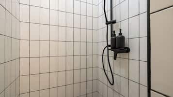Quarto triplo conforto | Banheiro | Chuveiro, secador de cabelo, toalhas de banho, sabonete