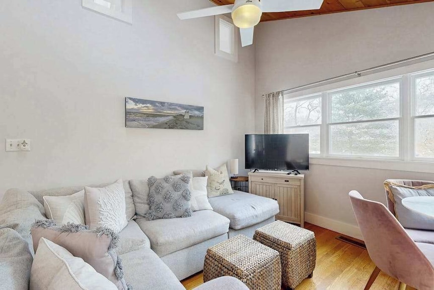 Stylish Island Retreat With Sunny Interiors, Wraparound Deck, Firepit & Ac - Oak Bluffs, MA