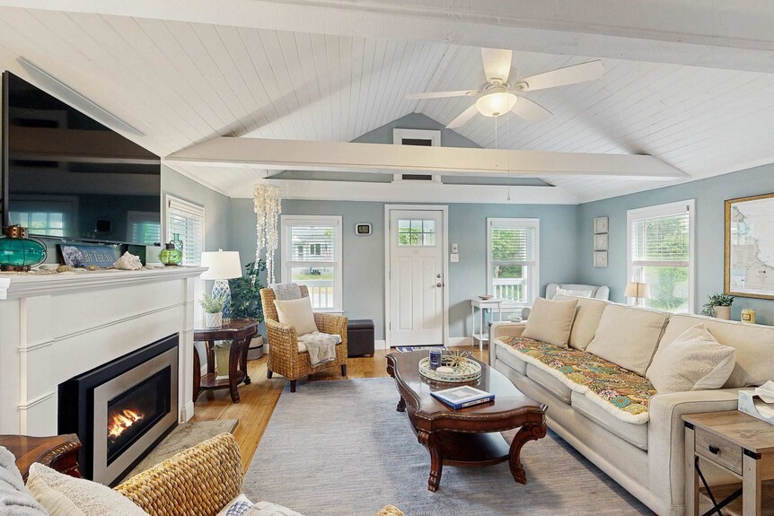 Peaceful Marshview Escape With Sunroom Ac And Firepit Near The Beach - Old Silver Beach, MA