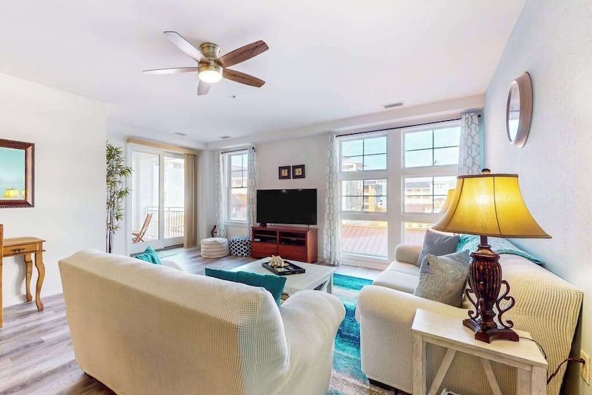 Sunlit Single-level Condo With Pool, Washer/dryer, Central Ac, & Balcony - Virginia Beach, VA