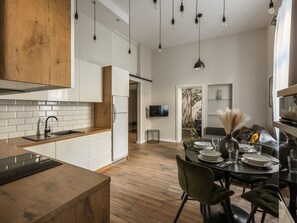 Apartamento conforto, vista para a cidade | Cozinha privada | Geladeira, fogão, cooktop, lava-louças