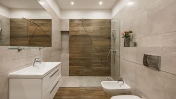 Apartamento Familiar, Vista para a cidade | Casa de banho | Um polibã, artigos de higiene pessoal grátis, toalhas fornecidas, sabão