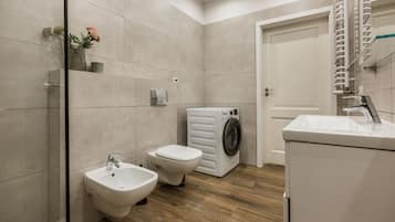 Apartamento família, vista para a cidade | Banheiro | Chuveiro, produtos de toalete grátis, toalhas de banho, sabonete
