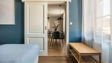 Apartamento Familiar, Vista para a cidade | Secretária, secretária adequada para computadores portáteis