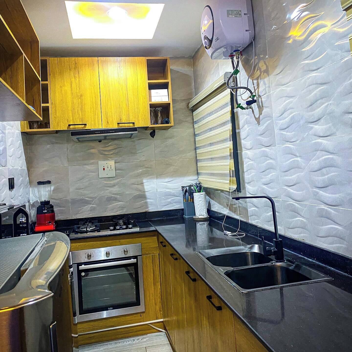 Quarto Familiar, varanda, Vista para a cidade | Cozinha privada | Um frigorífico, um micro-ondas, um forno, uma placa de cozinha 