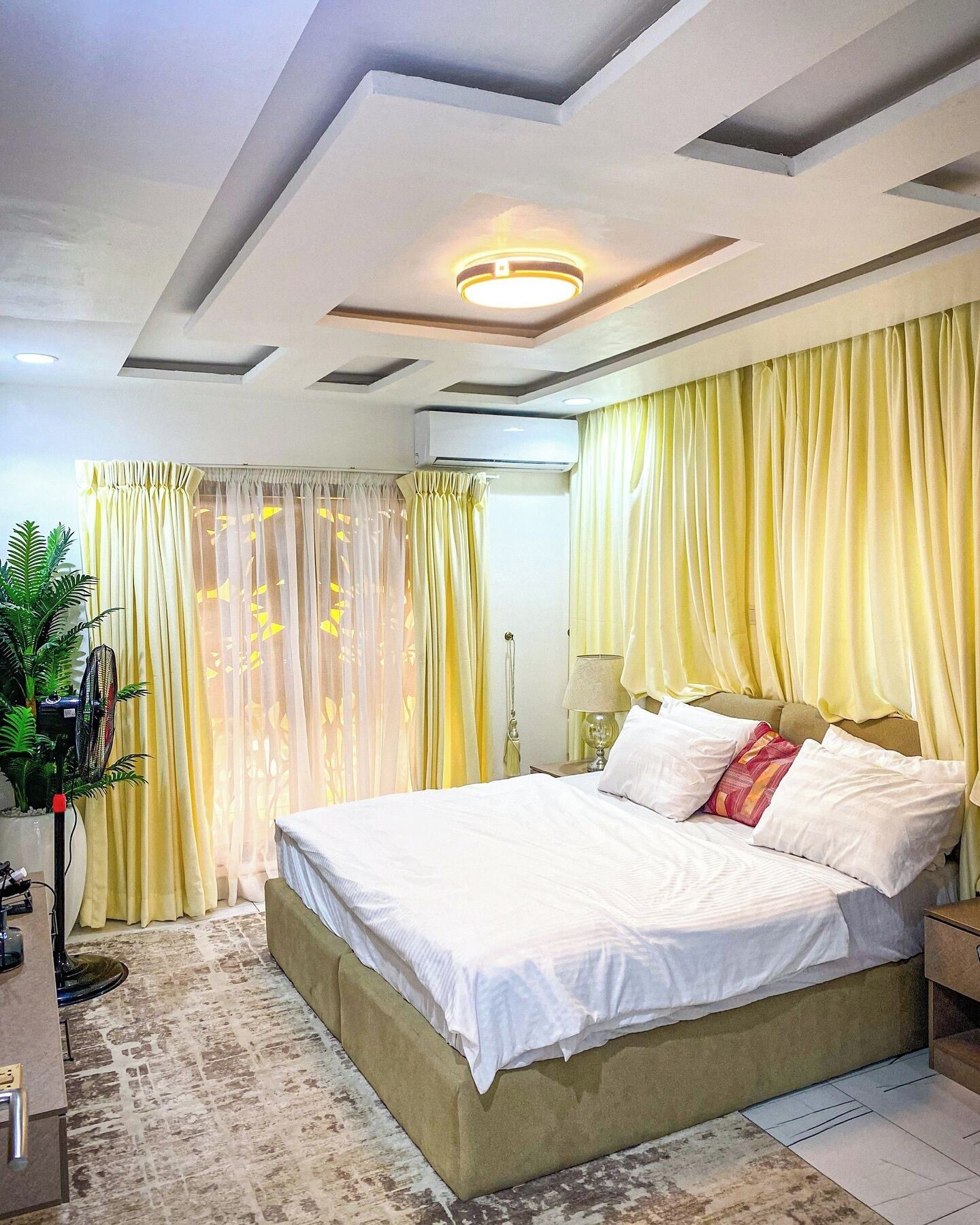 Quarto Familiar, varanda, Vista para a cidade | Cofre com capacidade para portátil, secretária 