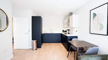 Apartamento | Cozinha privada | Geladeira, micro-ondas, fogão, cooktop