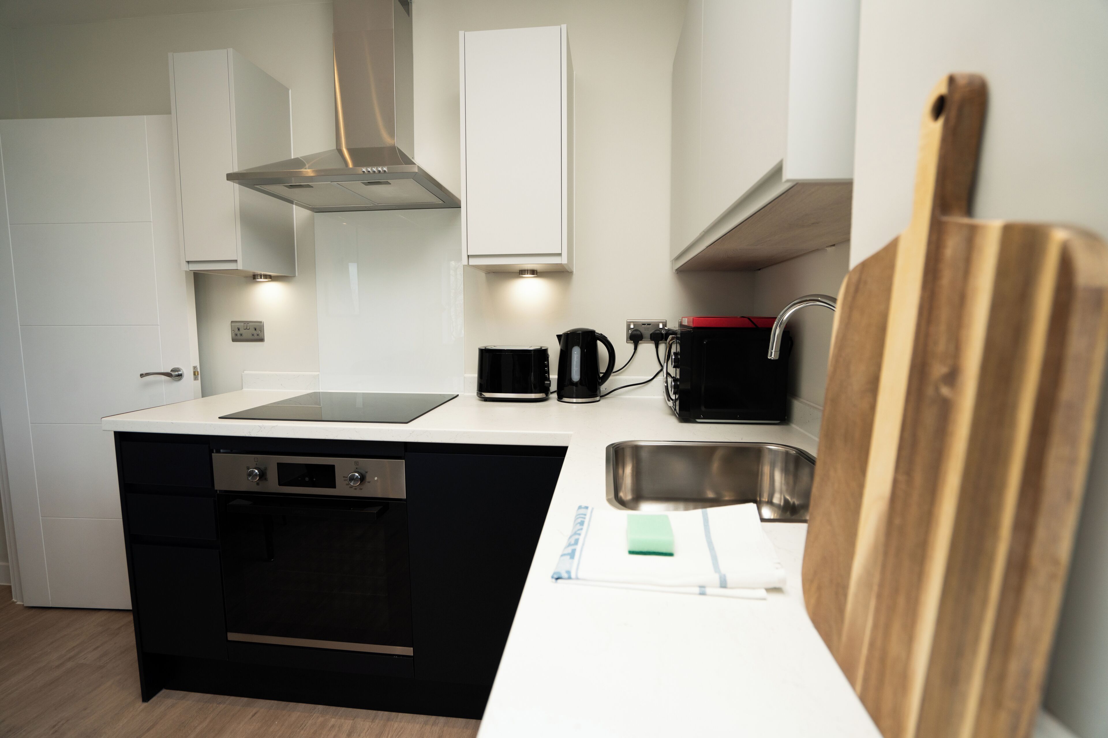 Apartamento | Cozinha privada | Geladeira, micro-ondas, fogão, cooktop