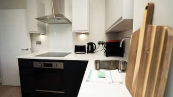 Apartamento | Cozinha privada | Geladeira, micro-ondas, fogão, cooktop