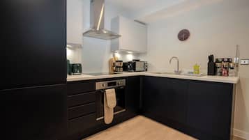 Apartamento clássico | Cozinha privada | Geladeira, micro-ondas, fogão, cooktop