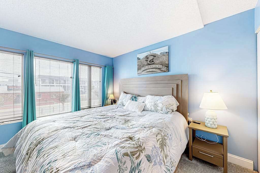 Town Of Dewey Beach Updated Condo With Pool, Balcony, & W/d - Rehoboth Beach, DE