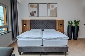 Suite-Estúdio Deluxe | Cofre no quarto, com decoração personalizada 