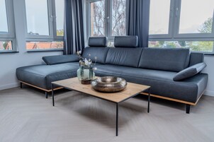 Suite-Estúdio Deluxe | Cofre no quarto, com decoração personalizada 