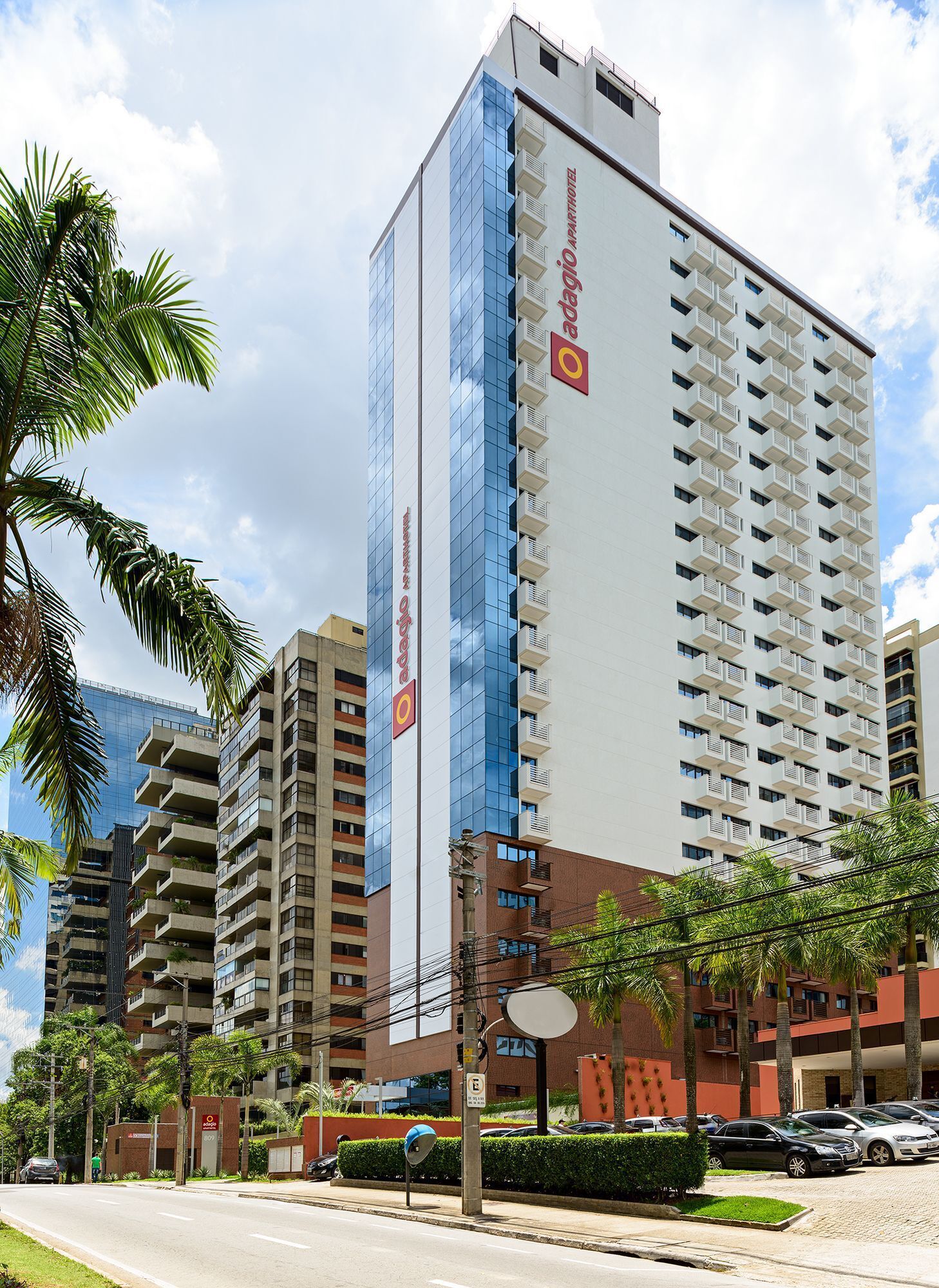 Um hotel moderno de vários andares com múltiplas varandas e um design arquitetônico marcante.
