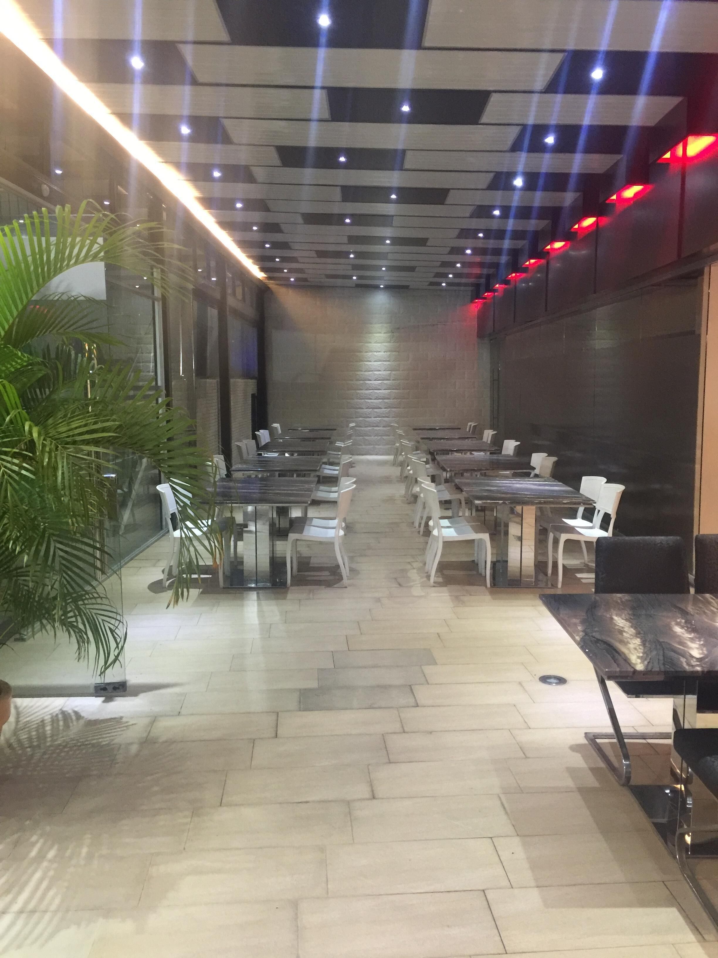 Uma sala de conferências com mesas e cadeiras dispostas para reuniões.