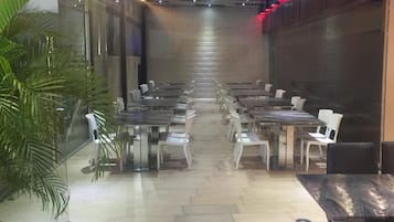 Uma sala de conferências com mesas e cadeiras dispostas para reuniões.