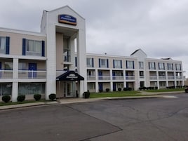 Um hotel Howard Johnson com estrutura de dois andares, entrada central e estacionamento.