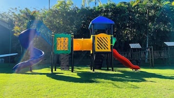 Um parquinho com escorregadores e estruturas de escalada.