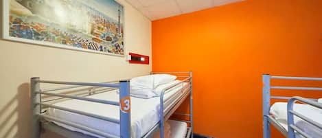 Quarto com beliches, um cartaz na parede e parede laranja.
