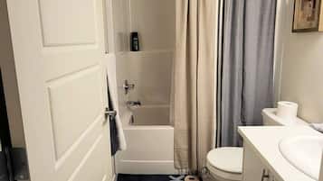 Apartamento, 1 quarto, varanda | Casa de banho