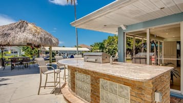 Casa luxo, vista para o canal | Opções para refeição ao ar livre