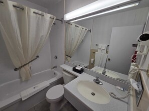 Chuveiro/banheira combinados, secador de cabelo, toalhas de banho 
