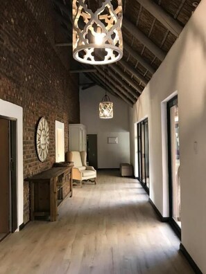 Quarto casal luxo, varanda, vista para o vale | Parte interna