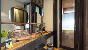 Dormitório Partilhado Signature, em dormitório misto, casa de banho partilhada, vista para o oceano | Casa de banho | Um polibã, um chuveiro fixo, artigos de higiene pessoal grátis