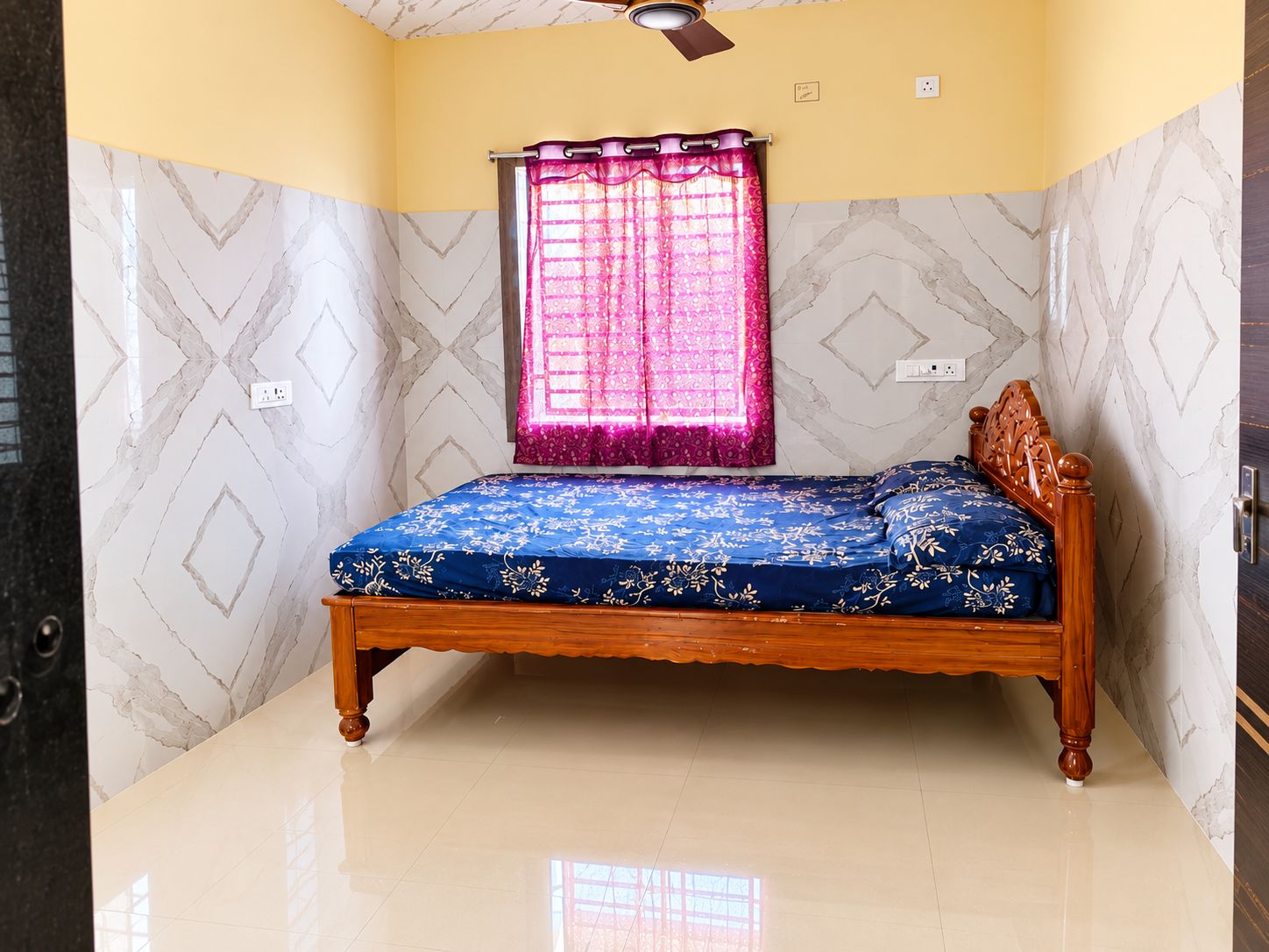 Quarto com cama, janela com cortinas e ventilador de teto.