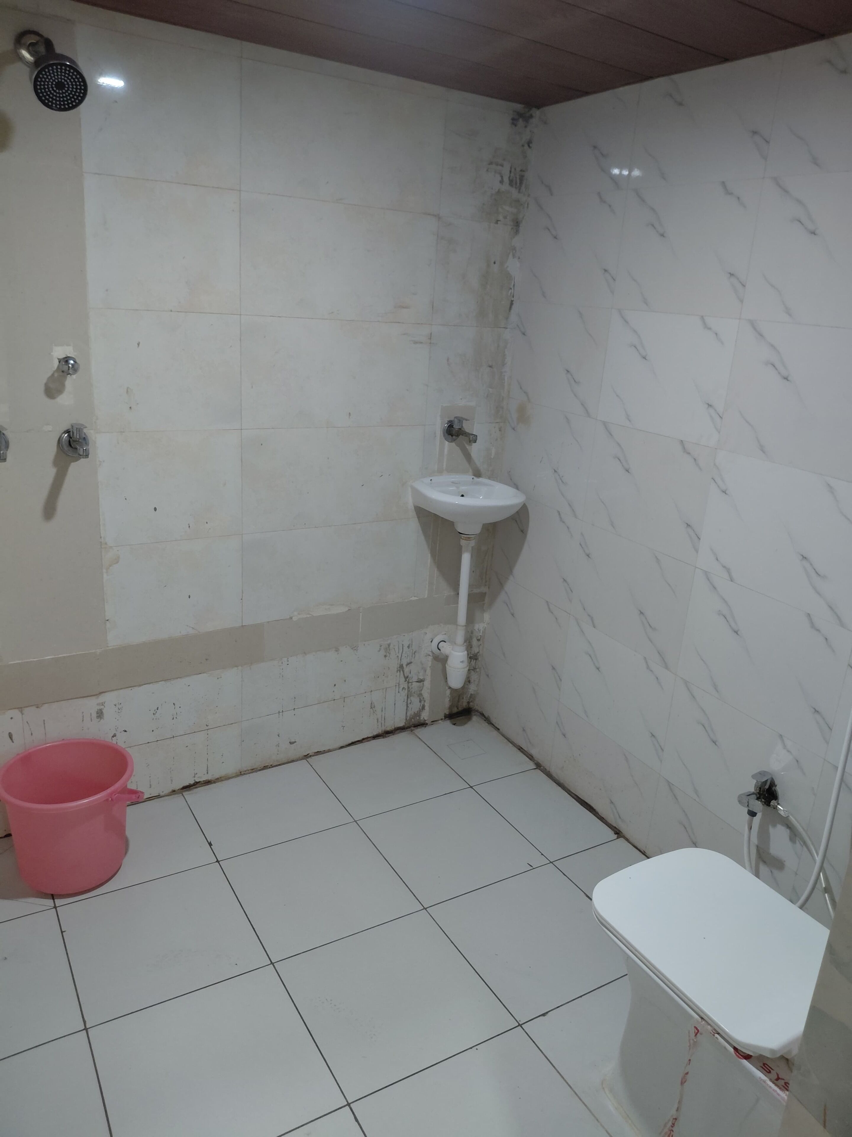 Produtos de toalete grátis, toalhas de banho, sabonete, shampoo