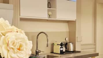 Apartamento conforto | Cozinha privada | Frigobar, micro-ondas, fogão, cooktop