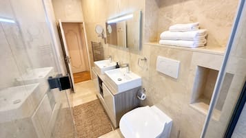 Apartamento conforto | Banheiro | Chuveiro, produtos de toalete grátis, secador de cabelo