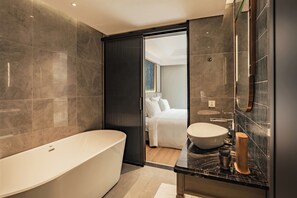 Quarto casal júnior, para não fumantes, sacada | Banheiro | Banheira e chuveiro separados, chinelos, sabonete, shampoo