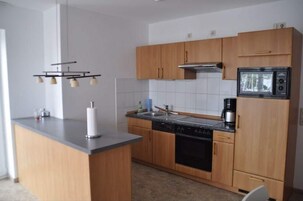 Apartamento | Cozinha privada | Uma cadeira de bebé 