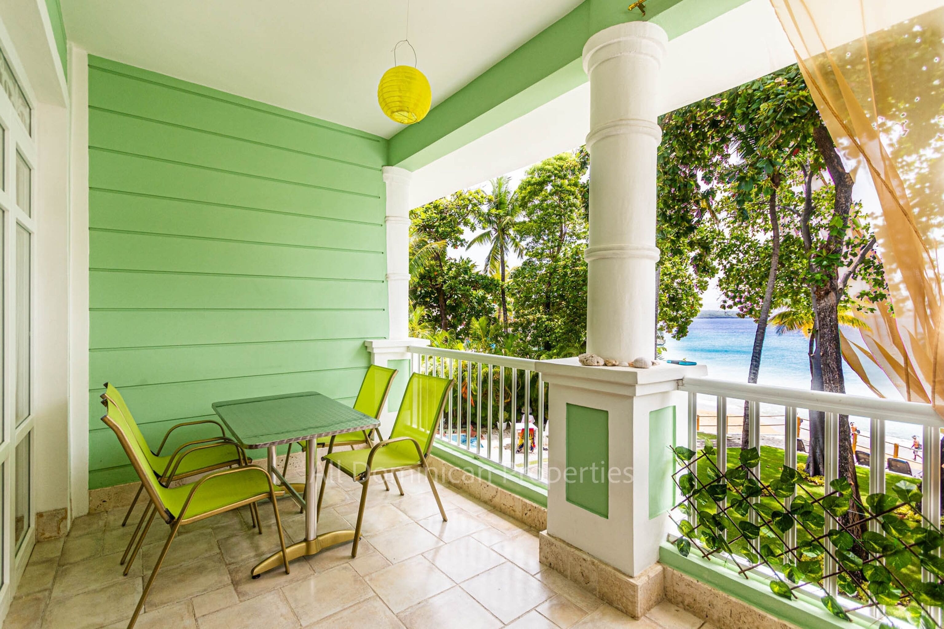 Apartamento, 2 quartos, sacada, vista para o lago | Sacada