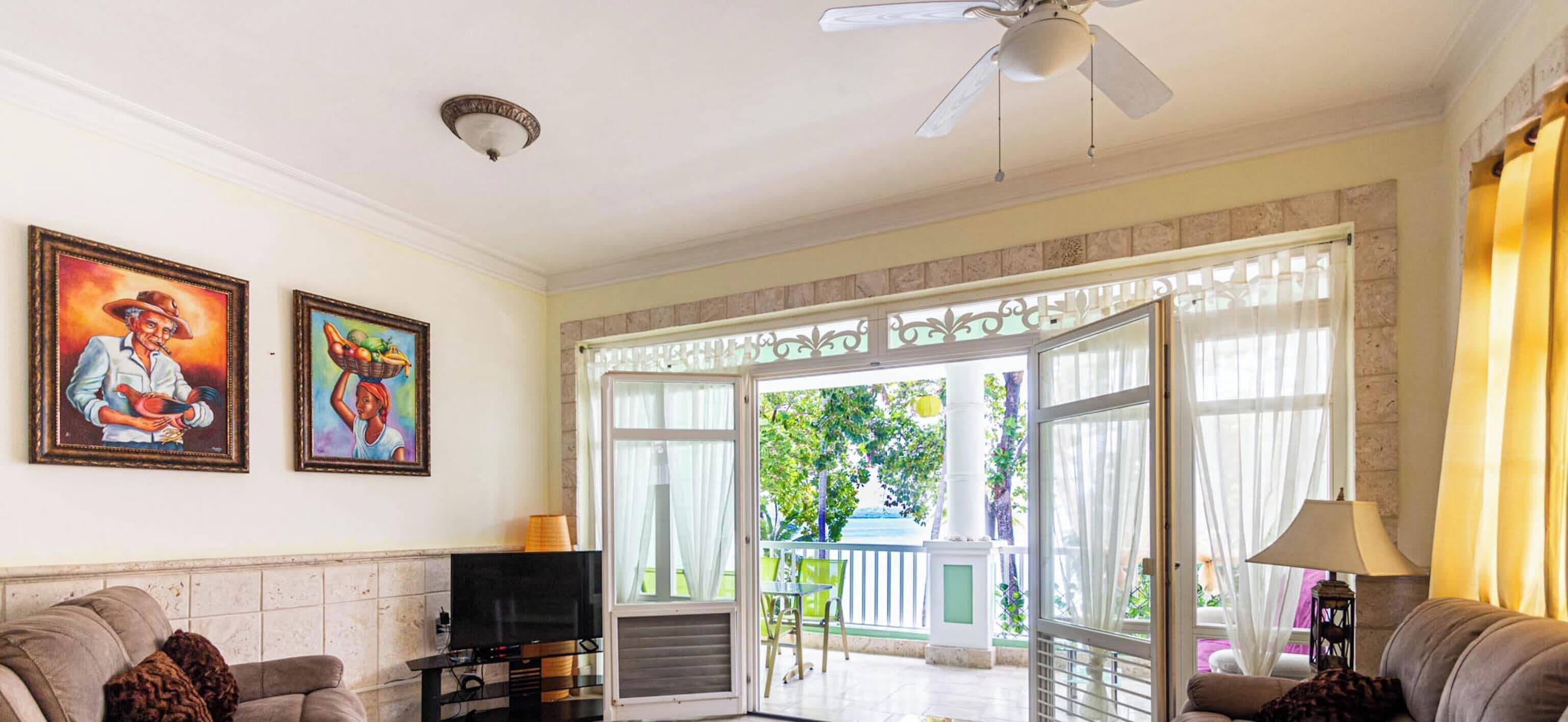 Apartamento, 2 quartos, sacada, vista para o lago | Sala de estar