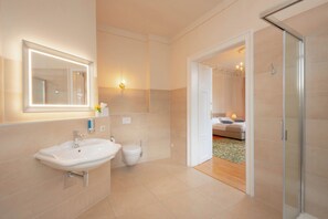 Quarto Duplo Design | Casa de banho | Um secador de cabelo, toalhas fornecidas, sabão, champô 