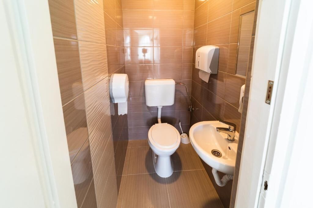 Quarto solteiro clássico, vista para a cidade | Banheiro | Toalhas de banho, sabonete, papel higiênico 