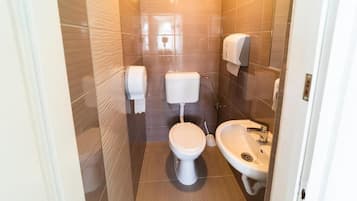 Quarto solteiro clássico, vista para a cidade | Banheiro | Toalhas de banho, sabonete, papel higiênico