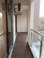 Apartamento luxo, sacada, vista para a montanha | Terraço/pátio