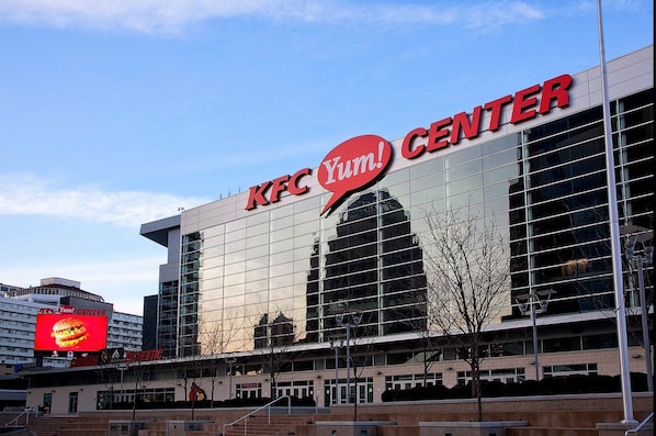 Um KFC Yum! Center com uma fachada de vidro extensa e um logotipo vermelho destacado.