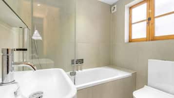 Apartamento | Casa de banho | Artigos de higiene pessoal grátis, um secador de cabelo, sabão, champô